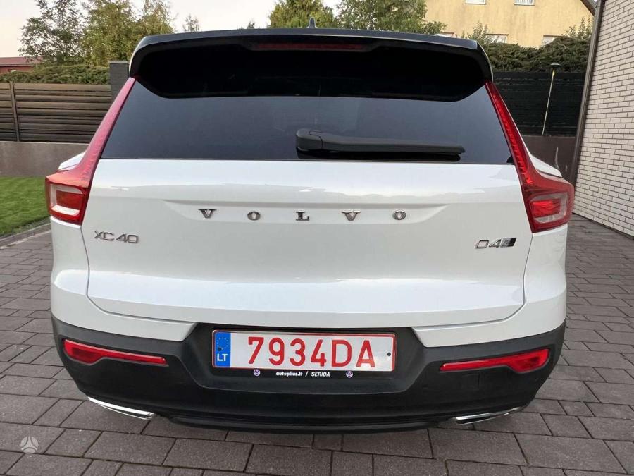 White Volvo XC40 2018 in Taurage, with an engine capacity of 1.97 L and mileage of 269 thousand km for 15199 €, photo 10 on AUTOMOTO.COM.LV