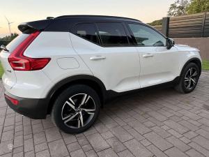 White Volvo XC40 2018 in Taurage, with an engine capacity of 1.97 L and mileage of 269 thousand km for 15199 €, photo 12 on AUTOMOTO.COM.LV