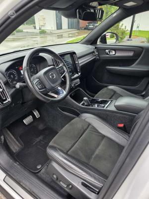 White Volvo XC40 2018 in Taurage, with an engine capacity of 1.97 L and mileage of 269 thousand km for 15199 €, photo 21 on AUTOMOTO.COM.LV