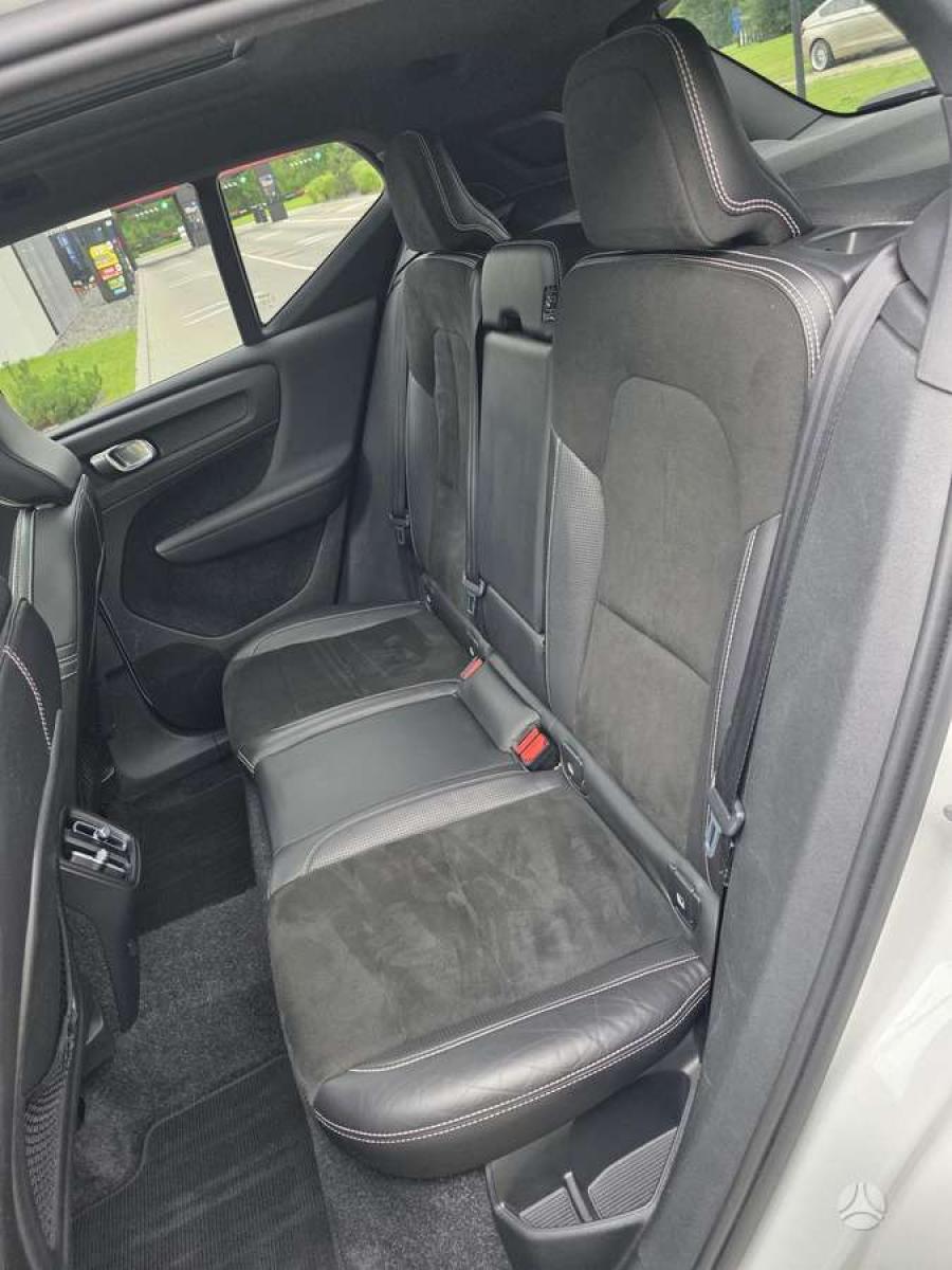 White Volvo XC40 2018 in Taurage, with an engine capacity of 1.97 L and mileage of 269 thousand km for 15199 €, photo 24 on AUTOMOTO.COM.LV