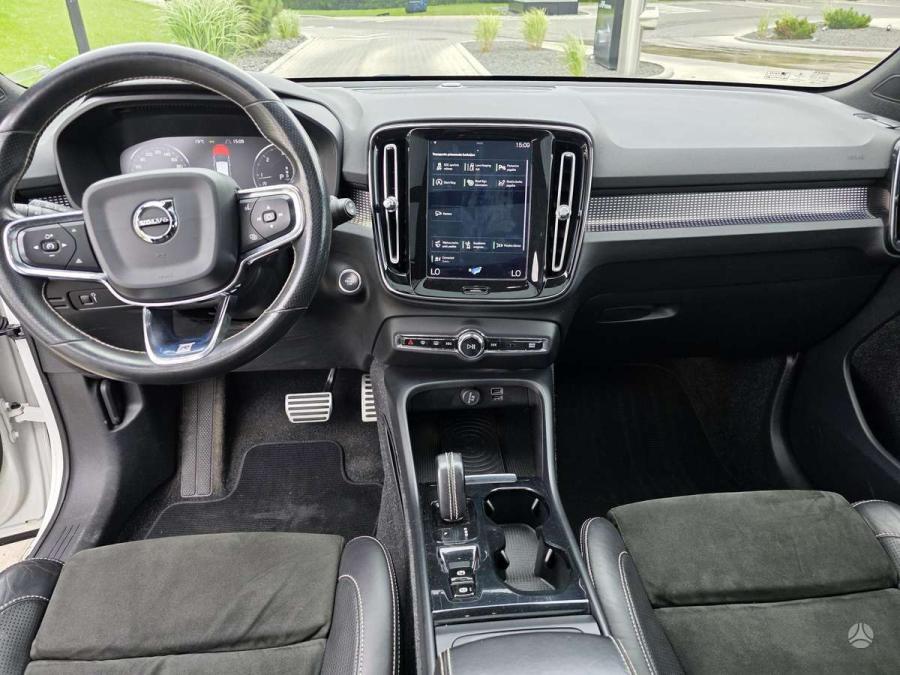 White Volvo XC40 2018 in Taurage, with an engine capacity of 1.97 L and mileage of 269 thousand km for 15199 €, photo 27 on AUTOMOTO.COM.LV