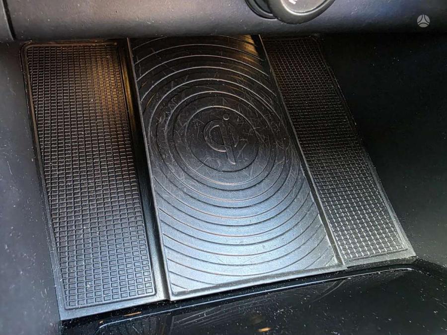 White Volvo XC40 2018 in Taurage, with an engine capacity of 1.97 L and mileage of 269 thousand km for 15199 €, photo 33 on AUTOMOTO.COM.LV