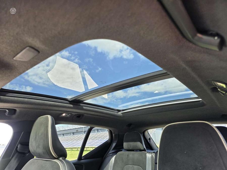 White Volvo XC40 2018 in Taurage, with an engine capacity of 1.97 L and mileage of 269 thousand km for 15199 €, photo 36 on AUTOMOTO.COM.LV