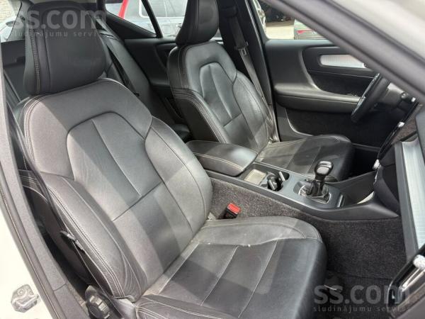 White Volvo XC40 2018 in Cesis, with an engine capacity of 1.50 L and mileage of 0 thousand km for 14900 €, photo 6 on AUTOMOTO.COM.LV