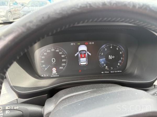 White Volvo XC40 2018 in Cesis, with an engine capacity of 1.50 L and mileage of 0 thousand km for 14900 €, photo 9 on AUTOMOTO.COM.LV