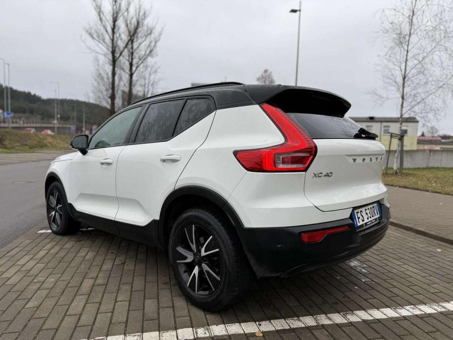 White Volvo XC40 2019 in Vilnius, with an engine capacity of 1.97 L and mileage of 289 thousand km for 12500 €, photo 3 on AUTOMOTO.COM.LV