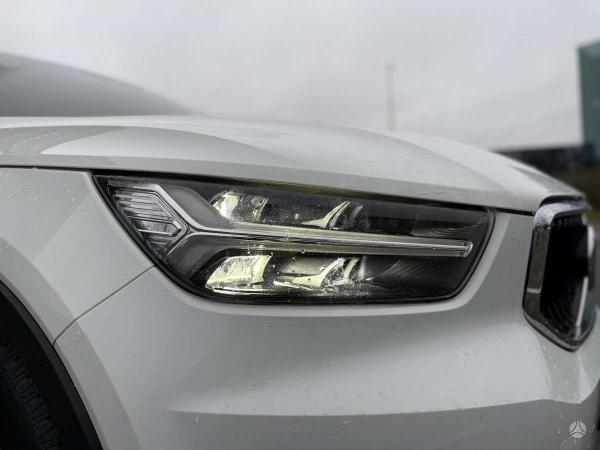 White Volvo XC40 2019 in Vilnius, with an engine capacity of 1.97 L and mileage of 289 thousand km for 12500 €, photo 9 on AUTOMOTO.COM.LV
