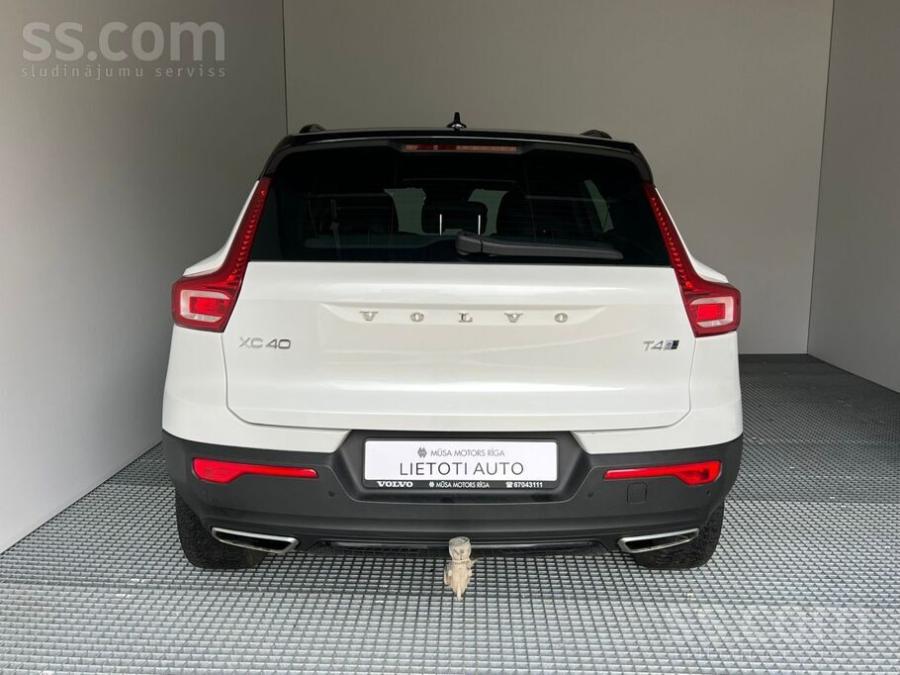 White Volvo XC40 2019 in Riga, with an engine capacity of 2.00 L and mileage of 94 thousand km for 24990 €, photo 4 on AUTOMOTO.COM.LV
