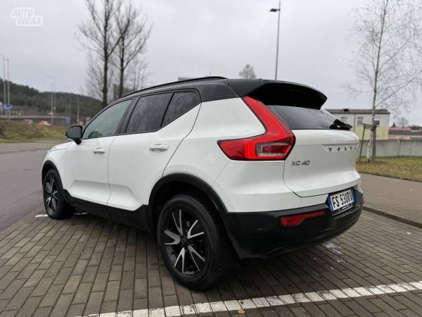 Белый Вольво XC40 2019 в Вильнюс, объемом двигателя 2.00 л и пробегом 289 тыс. км за 12500 €, фото 3 на AUTOMOTO.COM.LV