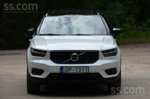 White Volvo XC40 2019 in Riga, with an engine capacity of 2.00 L and mileage of 212 thousand km for 20990 €, photo 3 on AUTOMOTO.COM.LV