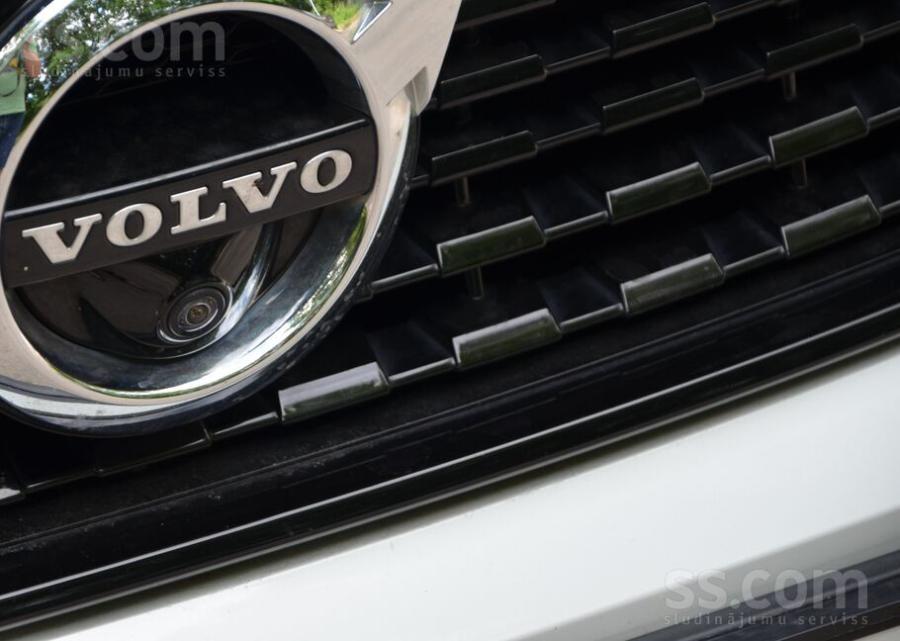 White Volvo XC40 2019 in Riga, with an engine capacity of 2.00 L and mileage of 212 thousand km for 20990 €, photo 5 on AUTOMOTO.COM.LV