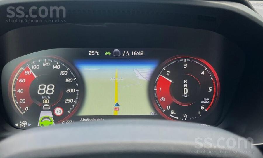 White Volvo XC40 2019 in Riga, with an engine capacity of 2.00 L and mileage of 212 thousand km for 20990 €, photo 23 on AUTOMOTO.COM.LV
