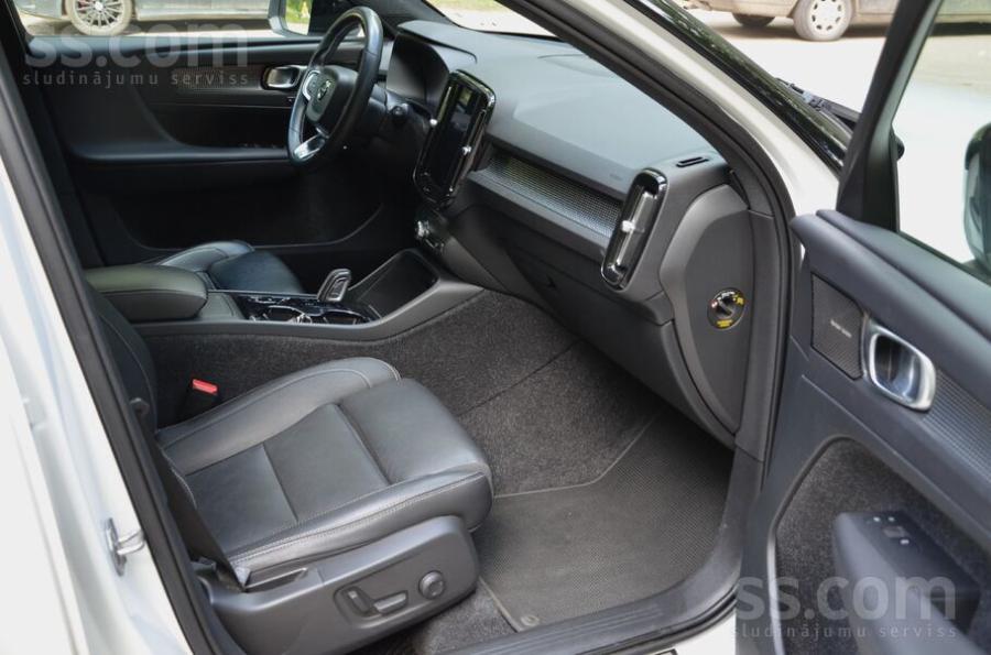 White Volvo XC40 2019 in Riga, with an engine capacity of 2.00 L and mileage of 212 thousand km for 20990 €, photo 31 on AUTOMOTO.COM.LV