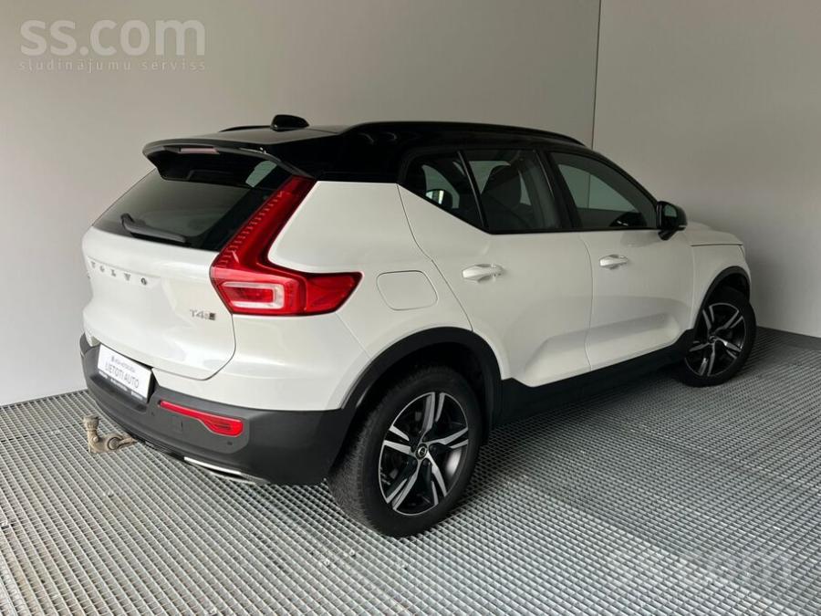 White Volvo XC40 2019 in Riga, with an engine capacity of 2.00 L and mileage of 94 thousand km for 24990 €, photo 4 on AUTOMOTO.COM.LV