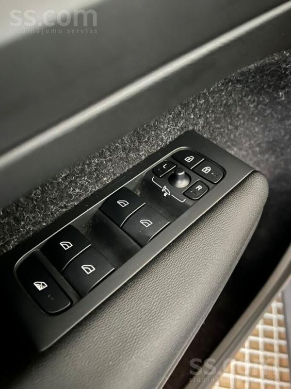 Balts Volvo XC40 2019 Rīga, ar dzinēja tilpumu 2.00 L un nobraukumu 94 tūkst. km par 24990 €, foto 8 vietnē AUTOMOTO.COM.LV