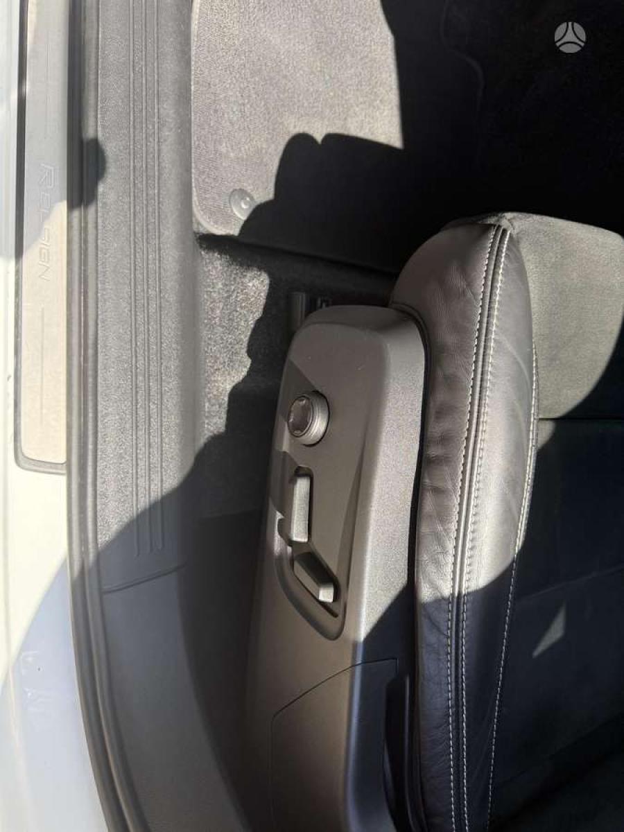 White Volvo XC40 2019 in Taurage, with an engine capacity of 1.97 L and mileage of 216 thousand km for 15000 €, photo 12 on AUTOMOTO.COM.LV