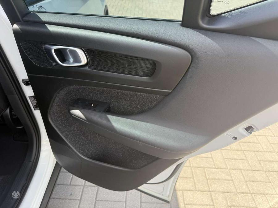 White Volvo XC40 2019 in Taurage, with an engine capacity of 1.97 L and mileage of 216 thousand km for 15000 €, photo 29 on AUTOMOTO.COM.LV