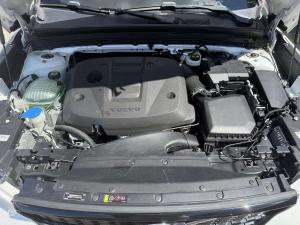 White Volvo XC40 2019 in Taurage, with an engine capacity of 1.97 L and mileage of 216 thousand km for 15000 €, photo 33 on AUTOMOTO.COM.LV