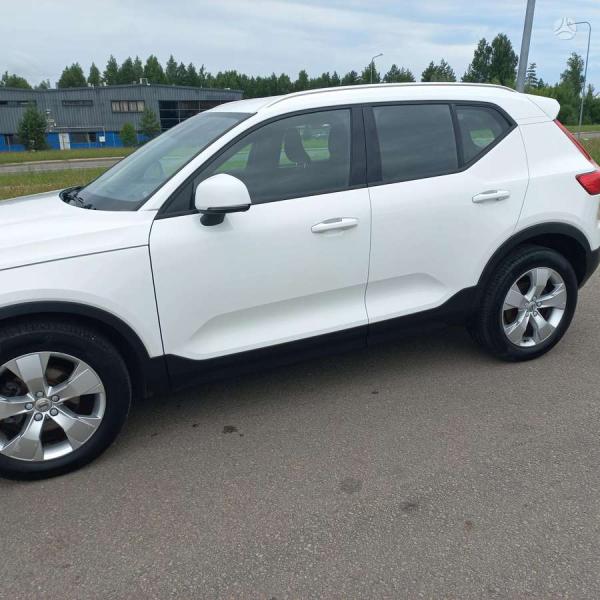 White Volvo XC40 2019 in Panevezys, with an engine capacity of 1.97 L and mileage of 169 thousand km for 12950 €, photo 3 on AUTOMOTO.COM.LV
