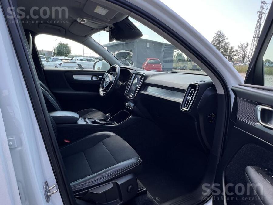 White Volvo XC40 2019 in Jelgava, with an engine capacity of 2.00 L and mileage of 214 thousand km for 14200 €, photo 12 on AUTOMOTO.COM.LV