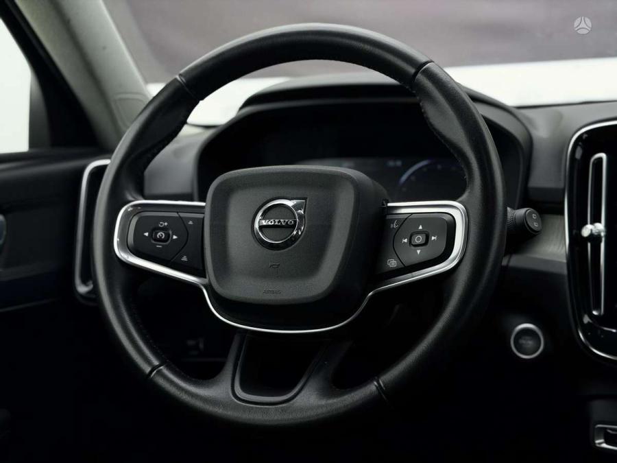 White Volvo XC40 2019 in Vilnius, with an engine capacity of 1.97 L and mileage of 178 thousand km for 18490 €, photo 19 on AUTOMOTO.COM.LV