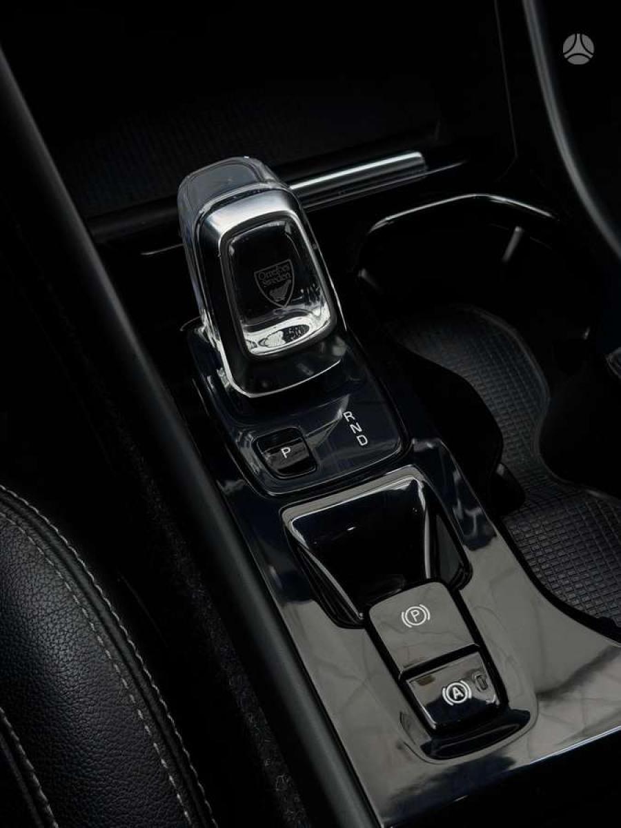 White Volvo XC40 2019 in Vilnius, with an engine capacity of 1.97 L and mileage of 178 thousand km for 18490 €, photo 21 on AUTOMOTO.COM.LV