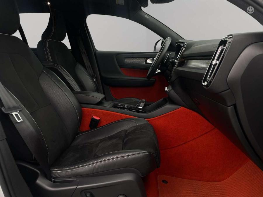 White Volvo XC40 2019 in Vilnius, with an engine capacity of 2.00 L and mileage of 48 thousand km for 23999 €, photo 8 on AUTOMOTO.COM.LV