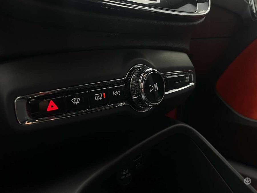 White Volvo XC40 2019 in Vilnius, with an engine capacity of 2.00 L and mileage of 48 thousand km for 23999 €, photo 16 on AUTOMOTO.COM.LV