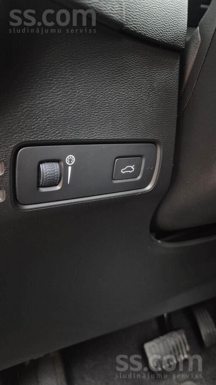 Белый Вольво XC40 2019 в Рига, объемом двигателя 1.50 л и пробегом 176 тыс. км за 19800 €, фото 14 на AUTOMOTO.COM.LV