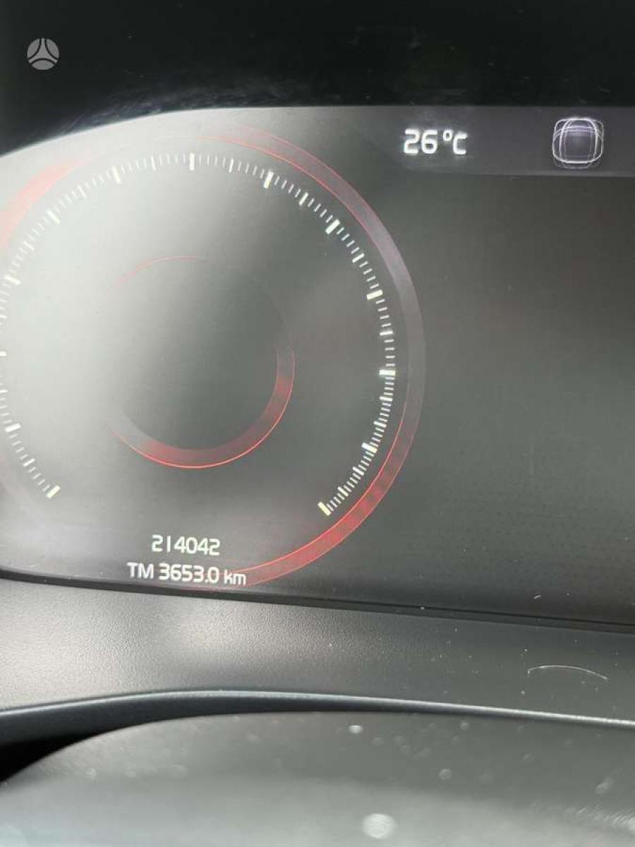 White Volvo XC40 2019 in Telschi, with an engine capacity of 1.97 L and mileage of 214 thousand km for 19750 €, photo 8 on AUTOMOTO.COM.LV