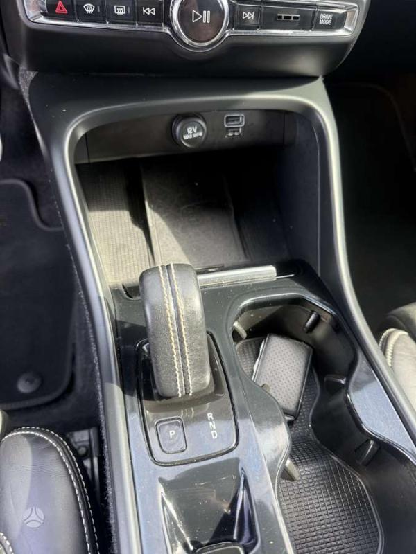 White Volvo XC40 2019 in Telschi, with an engine capacity of 1.97 L and mileage of 214 thousand km for 19750 €, photo 10 on AUTOMOTO.COM.LV