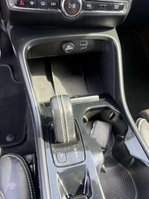 White Volvo XC40 2019 in Telschi, with an engine capacity of 1.97 L and mileage of 214 thousand km for 19750 €, photo 10 on AUTOMOTO.COM.LV