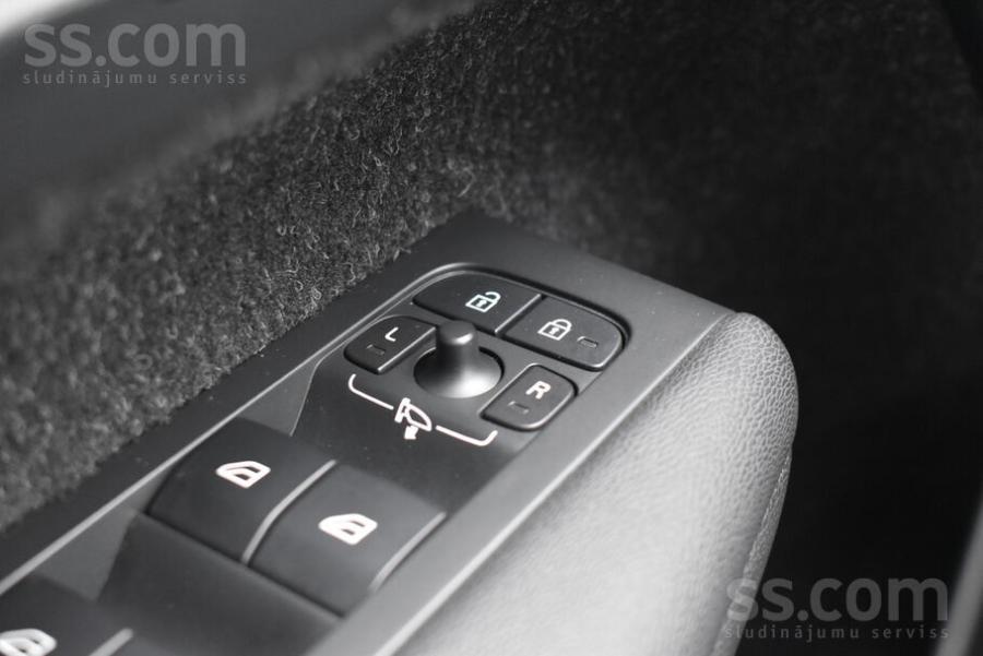 White Volvo XC40 2019 in Kuldiga, with an engine capacity of 1.50 L and mileage of 0 thousand km for 21550 €, photo 19 on AUTOMOTO.COM.LV
