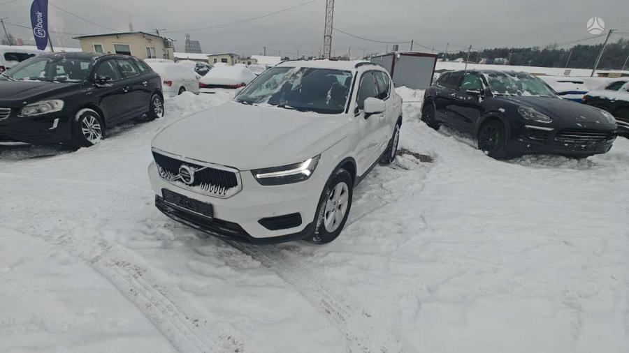 White Volvo XC40 2020 in Vilnius, with an engine capacity of 2.00 L and mileage of 240 thousand km for 11900 €, photo 3 on AUTOMOTO.COM.LV