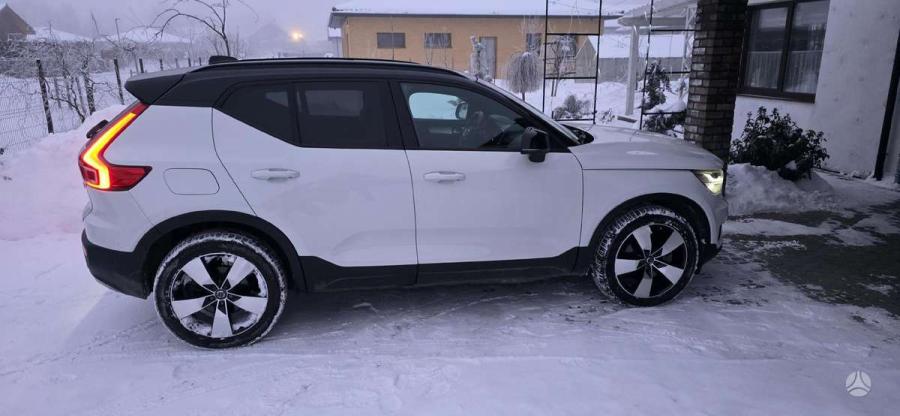 White Volvo XC40 2020 in Klaipeda, with an engine capacity of 1.97 L and mileage of 13 thousand km for 19800 €, photo 1 on AUTOMOTO.COM.LV