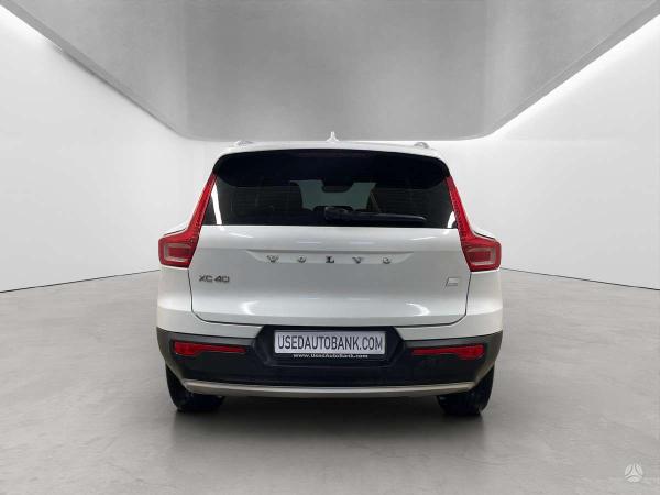 Balts Volvo XC40 2020 Viļņa, ar dzinēja tilpumu 1.48 L un nobraukumu 129 tūkst. km par 21768 €, foto 5 vietnē AUTOMOTO.COM.LV
