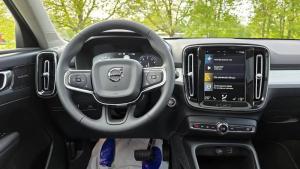 White Volvo XC40 2020 in Riga, with an engine capacity of 1.50 L and mileage of 15 thousand km for 21500 €, photo 15 on AUTOMOTO.COM.LV
