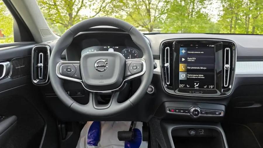 White Volvo XC40 2020 in Riga, with an engine capacity of 1.50 L and mileage of 15 thousand km for 21500 €, photo 15 on AUTOMOTO.COM.LV