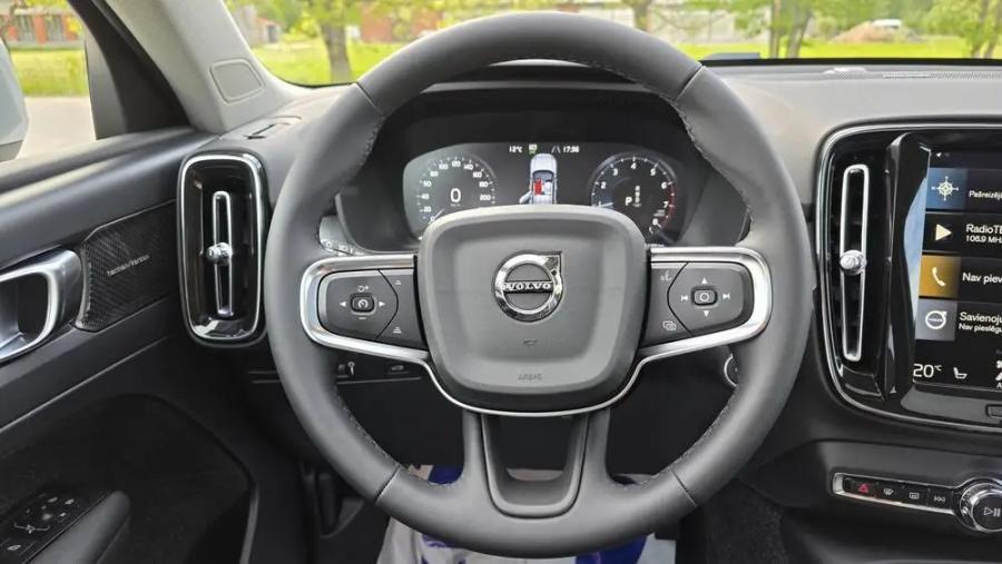 White Volvo XC40 2020 in Riga, with an engine capacity of 1.50 L and mileage of 15 thousand km for 21500 €, photo 16 on AUTOMOTO.COM.LV