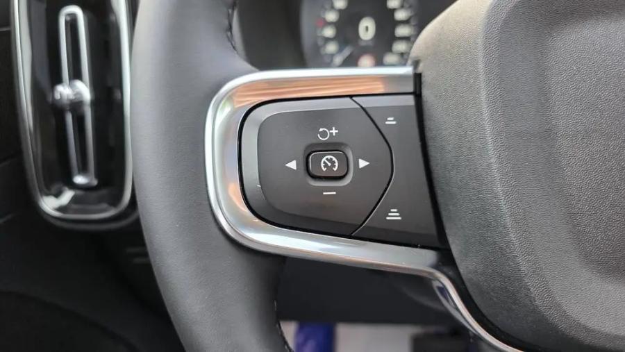 White Volvo XC40 2020 in Riga, with an engine capacity of 1.50 L and mileage of 15 thousand km for 21500 €, photo 18 on AUTOMOTO.COM.LV