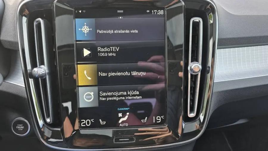White Volvo XC40 2020 in Riga, with an engine capacity of 1.50 L and mileage of 15 thousand km for 21500 €, photo 19 on AUTOMOTO.COM.LV
