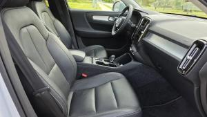White Volvo XC40 2020 in Riga, with an engine capacity of 1.50 L and mileage of 15 thousand km for 21500 €, photo 27 on AUTOMOTO.COM.LV