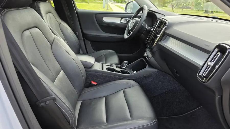 White Volvo XC40 2020 in Riga, with an engine capacity of 1.50 L and mileage of 15 thousand km for 21500 €, photo 27 on AUTOMOTO.COM.LV