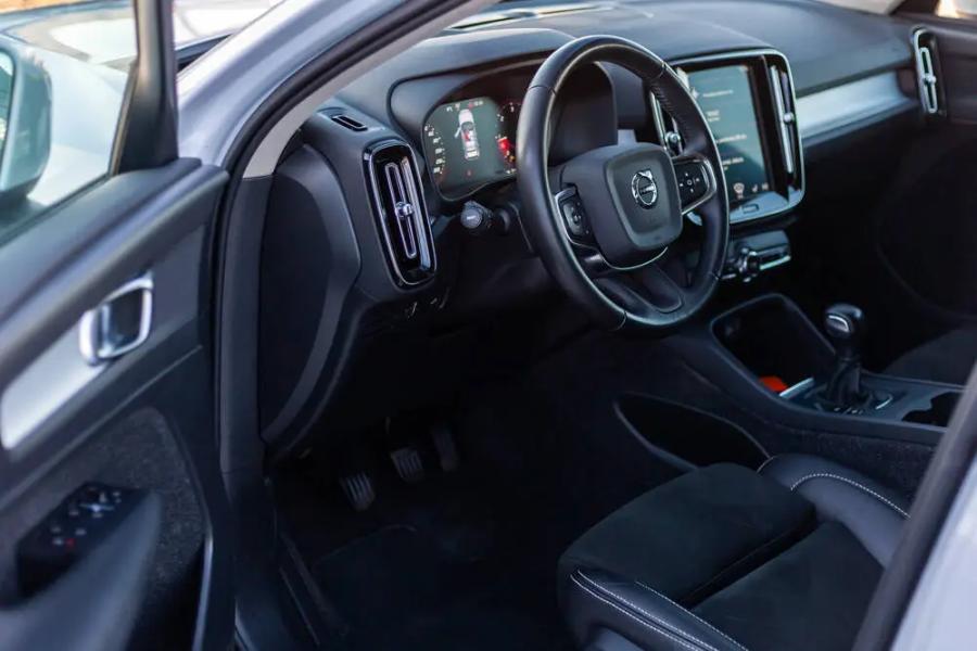 Balts Volvo XC40 2020 Rīga, ar dzinēja tilpumu 2.00 L un nobraukumu 159 tūkst. km par 18995 €, foto 18 vietnē AUTOMOTO.COM.LV