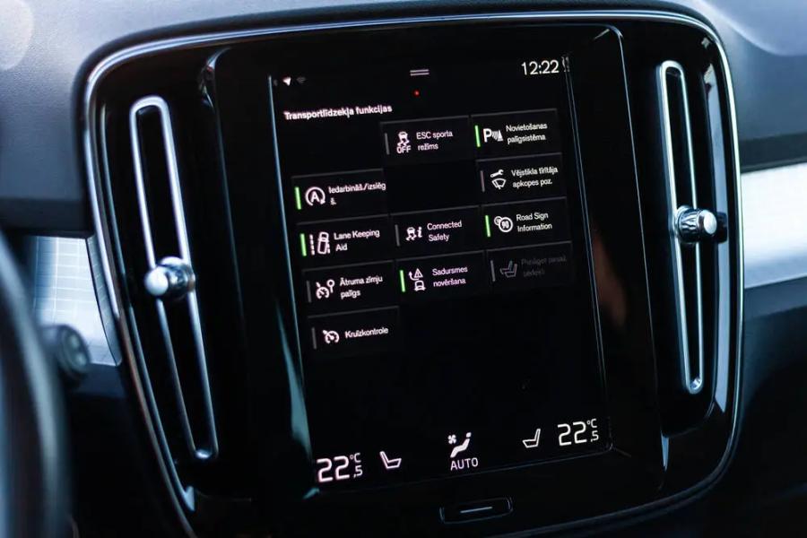 Balts Volvo XC40 2020 Rīga, ar dzinēja tilpumu 2.00 L un nobraukumu 159 tūkst. km par 18995 €, foto 29 vietnē AUTOMOTO.COM.LV