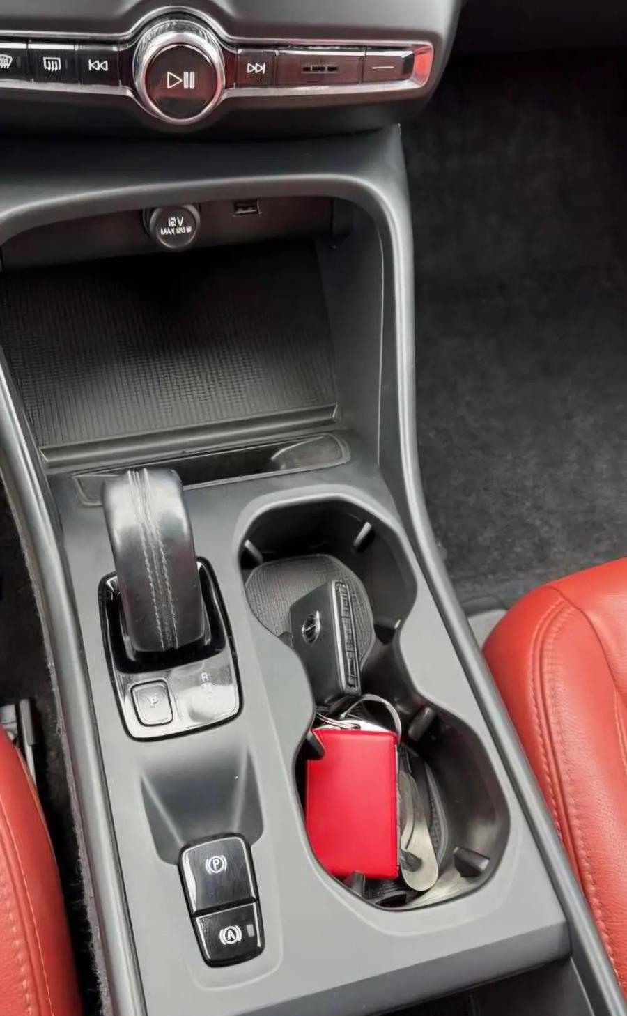 Balts Volvo XC40 2020 Telšiai, ar dzinēja tilpumu 2.00 L un nobraukumu 203 tūkst. km par 17690 €, foto 17 vietnē AUTOMOTO.COM.LV