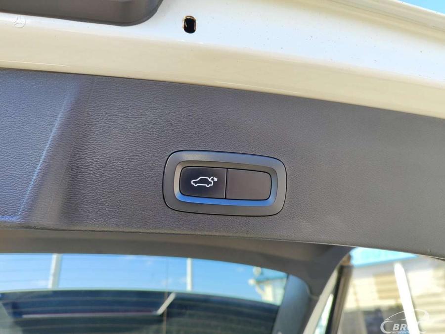 White Volvo XC40 2020 in Klaipeda, with an engine capacity of 1.97 L and mileage of 189 thousand km for 18900 €, photo 15 on AUTOMOTO.COM.LV