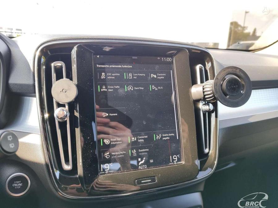 White Volvo XC40 2020 in Klaipeda, with an engine capacity of 1.97 L and mileage of 189 thousand km for 18900 €, photo 32 on AUTOMOTO.COM.LV