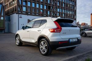 White Volvo XC40 2020 in Klaipeda, with an engine capacity of 1.97 L and mileage of 189 thousand km for 19500 €, photo 4 on AUTOMOTO.COM.LV
