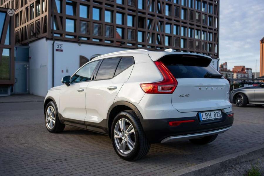 White Volvo XC40 2020 in Klaipeda, with an engine capacity of 1.97 L and mileage of 189 thousand km for 19500 €, photo 4 on AUTOMOTO.COM.LV